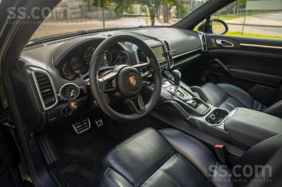Black Porsche Cayenne 2011 in Riga, with an engine capacity of 3.00 L and mileage of 295 thousand km for 16990 €, photo 16 on AUTOMOTO.COM.LV