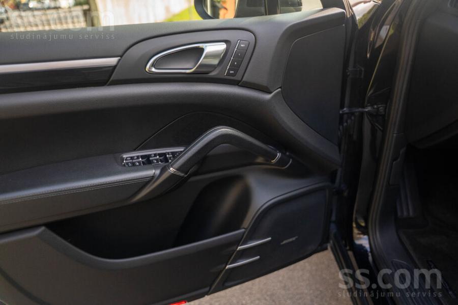 Black Porsche Cayenne 2011 in Riga, with an engine capacity of 3.00 L and mileage of 295 thousand km for 16990 €, photo 18 on AUTOMOTO.COM.LV