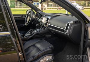 Black Porsche Cayenne 2011 in Riga, with an engine capacity of 3.00 L and mileage of 295 thousand km for 16990 €, photo 20 on AUTOMOTO.COM.LV