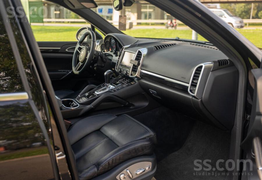 Black Porsche Cayenne 2011 in Riga, with an engine capacity of 3.00 L and mileage of 295 thousand km for 16990 €, photo 20 on AUTOMOTO.COM.LV