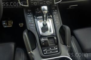 Black Porsche Cayenne 2011 in Riga, with an engine capacity of 3.00 L and mileage of 295 thousand km for 16990 €, photo 21 on AUTOMOTO.COM.LV
