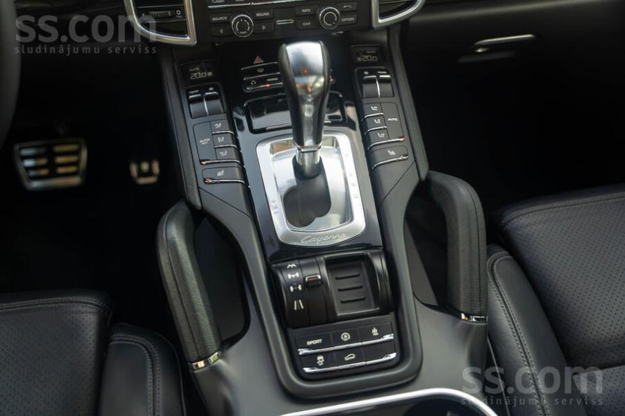 Black Porsche Cayenne 2011 in Riga, with an engine capacity of 3.00 L and mileage of 295 thousand km for 16990 €, photo 21 on AUTOMOTO.COM.LV