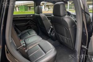 Black Porsche Cayenne 2011 in Riga, with an engine capacity of 3.00 L and mileage of 295 thousand km for 16990 €, photo 27 on AUTOMOTO.COM.LV