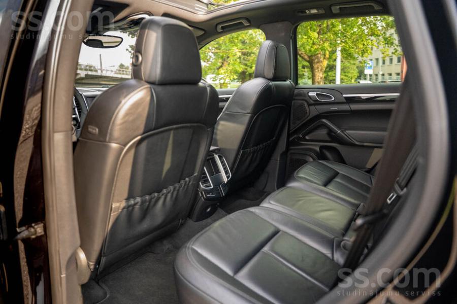 Black Porsche Cayenne 2011 in Riga, with an engine capacity of 3.00 L and mileage of 295 thousand km for 16990 €, photo 28 on AUTOMOTO.COM.LV