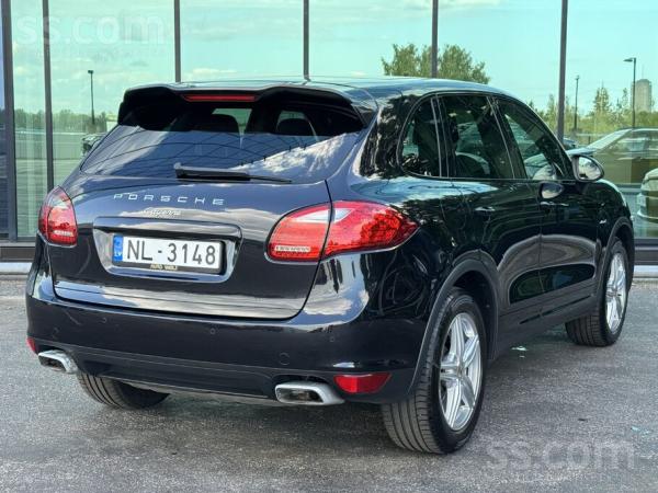 Melns Porsche Cayenne 2011 Rīga, ar dzinēja tilpumu 3.00 L un nobraukumu 0 tūkst. km par 18950 €, foto 4 vietnē AUTOMOTO.COM.LV