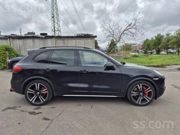 Porsche Cayenne 2011 Rīga vietnē Melns Porsche Cayenne 2011 Rīga, ar dzinēja tilpumu 4.80 L un nobraukumu 248 tūkst. km par 17990 €, foto 6 vietnē AUTOMOTO.COM.LV