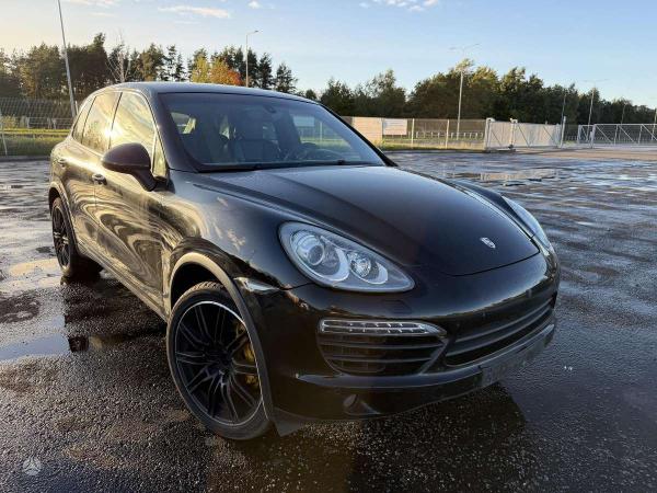 Porsche Cayenne 2011 Utena vietnē Melns Porsche Cayenne 2011 Utena, ar dzinēja tilpumu 2.97 L un nobraukumu 286 tūkst. km par 7950 €, foto 1 vietnē AUTOMOTO.COM.LV