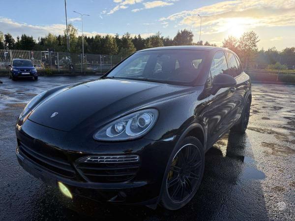 Porsche Cayenne 2011 Utena vietnē Melns Porsche Cayenne 2011 Utena, ar dzinēja tilpumu 2.97 L un nobraukumu 286 tūkst. km par 7950 €, foto 3 vietnē AUTOMOTO.COM.LV