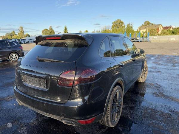 Porsche Cayenne 2011 Utena vietnē Melns Porsche Cayenne 2011 Utena, ar dzinēja tilpumu 2.97 L un nobraukumu 286 tūkst. km par 7950 €, foto 4 vietnē AUTOMOTO.COM.LV