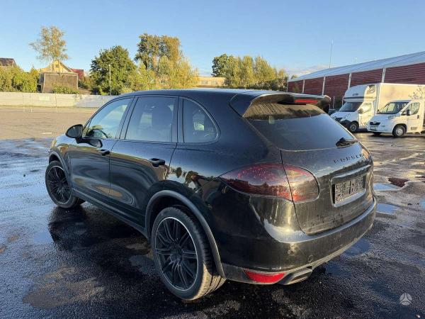 Porsche Cayenne 2011 Utena vietnē Melns Porsche Cayenne 2011 Utena, ar dzinēja tilpumu 2.97 L un nobraukumu 286 tūkst. km par 7950 €, foto 5 vietnē AUTOMOTO.COM.LV