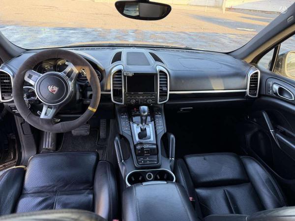 Porsche Cayenne 2011 Utena vietnē Melns Porsche Cayenne 2011 Utena, ar dzinēja tilpumu 2.97 L un nobraukumu 286 tūkst. km par 7950 €, foto 6 vietnē AUTOMOTO.COM.LV