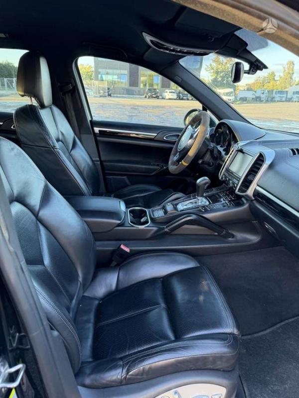 Porsche Cayenne 2011 Utena vietnē Melns Porsche Cayenne 2011 Utena, ar dzinēja tilpumu 2.97 L un nobraukumu 286 tūkst. km par 7950 €, foto 7 vietnē AUTOMOTO.COM.LV