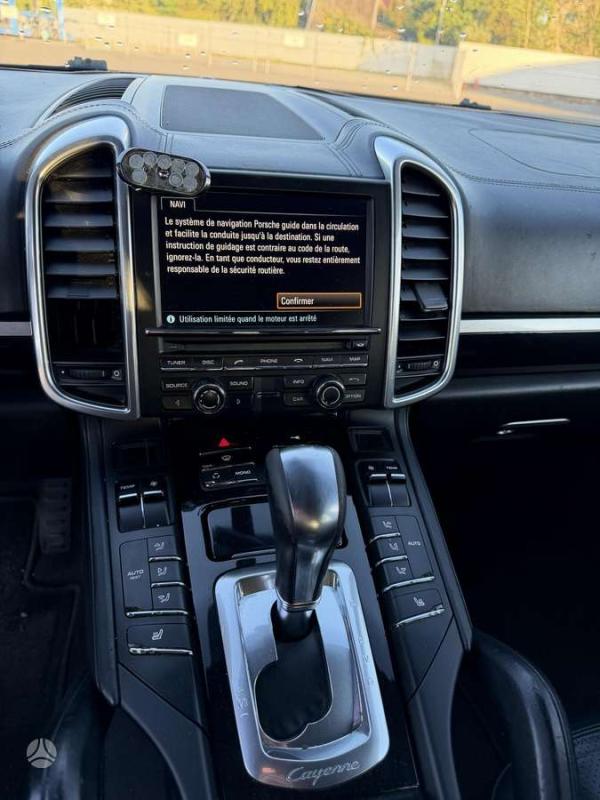 Porsche Cayenne 2011 Utena vietnē Melns Porsche Cayenne 2011 Utena, ar dzinēja tilpumu 2.97 L un nobraukumu 286 tūkst. km par 7950 €, foto 9 vietnē AUTOMOTO.COM.LV