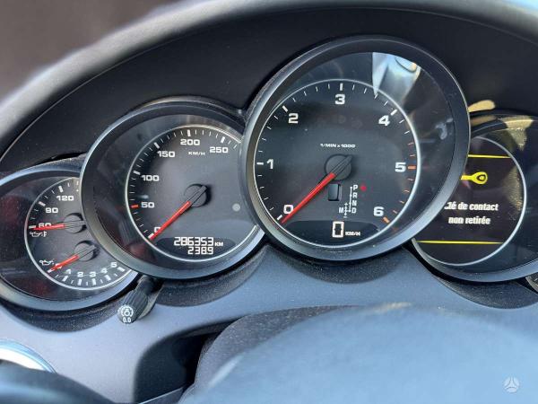 Porsche Cayenne 2011 Utena vietnē Melns Porsche Cayenne 2011 Utena, ar dzinēja tilpumu 2.97 L un nobraukumu 286 tūkst. km par 7950 €, foto 10 vietnē AUTOMOTO.COM.LV