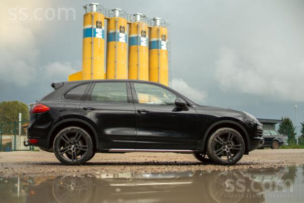Black Porsche Cayenne 2011 in Riga, with an engine capacity of 3.00 L and mileage of 272 thousand km for 17400 €, photo 1 on AUTOMOTO.COM.LV