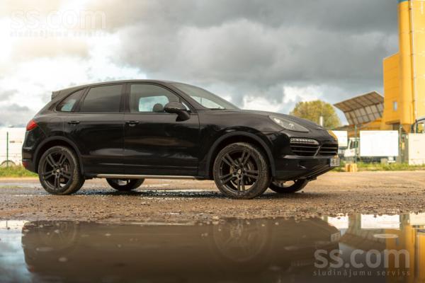 Black Porsche Cayenne 2011 in Riga, with an engine capacity of 3.00 L and mileage of 272 thousand km for 17400 €, photo 3 on AUTOMOTO.COM.LV