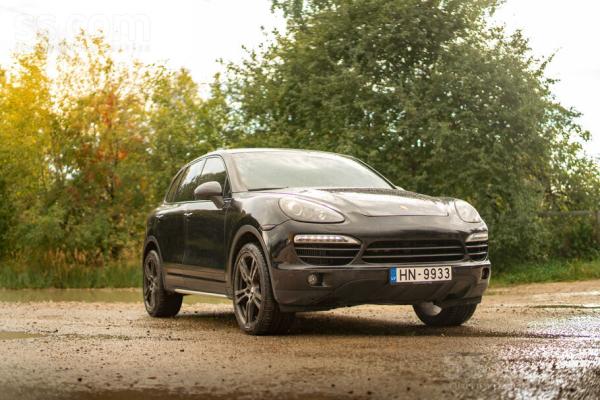 Black Porsche Cayenne 2011 in Riga, with an engine capacity of 3.00 L and mileage of 272 thousand km for 17400 €, photo 4 on AUTOMOTO.COM.LV