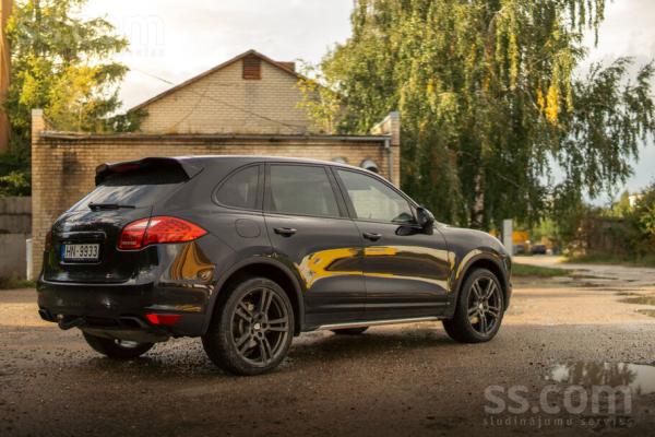 Black Porsche Cayenne 2011 in Riga, with an engine capacity of 3.00 L and mileage of 272 thousand km for 17400 €, photo 5 on AUTOMOTO.COM.LV