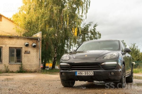 Black Porsche Cayenne 2011 in Riga, with an engine capacity of 3.00 L and mileage of 272 thousand km for 17400 €, photo 7 on AUTOMOTO.COM.LV