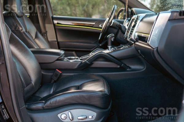 Black Porsche Cayenne 2011 in Riga, with an engine capacity of 3.00 L and mileage of 272 thousand km for 17400 €, photo 9 on AUTOMOTO.COM.LV