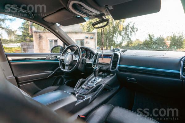 Black Porsche Cayenne 2011 in Riga, with an engine capacity of 3.00 L and mileage of 272 thousand km for 17400 €, photo 11 on AUTOMOTO.COM.LV