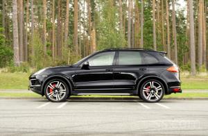 Black Porsche Cayenne 2011 in Riga, with an engine capacity of 4.80 L and mileage of 248 thousand km for 17990 €, photo 11 on AUTOMOTO.COM.LV