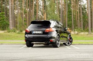 Black Porsche Cayenne 2011 in Riga, with an engine capacity of 4.80 L and mileage of 248 thousand km for 17990 €, photo 13 on AUTOMOTO.COM.LV