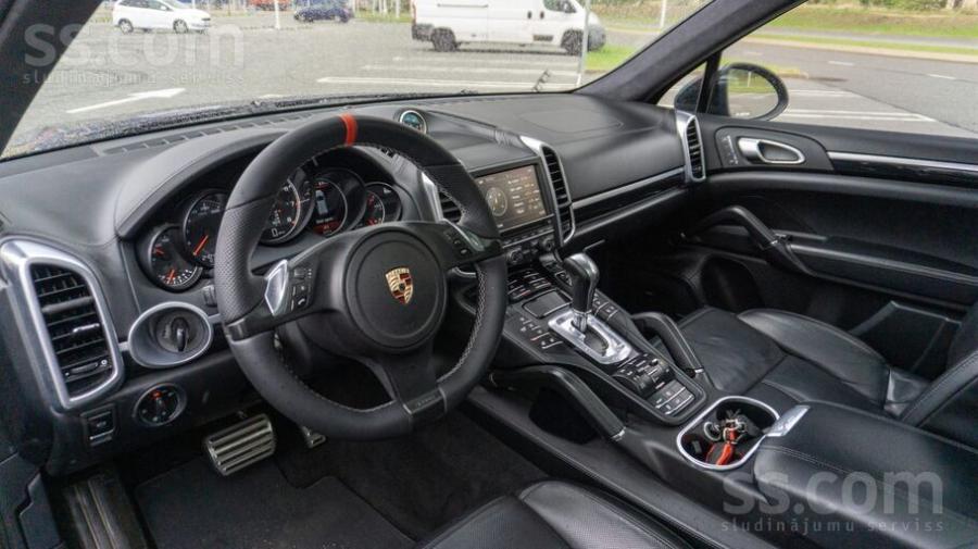 Black Porsche Cayenne 2011 in Riga, with an engine capacity of 4.80 L and mileage of 248 thousand km for 17990 €, photo 21 on AUTOMOTO.COM.LV
