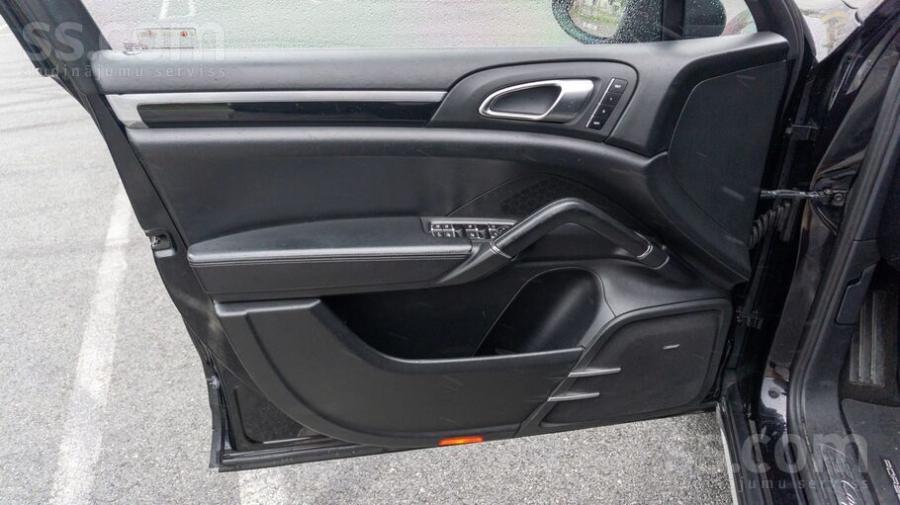 Black Porsche Cayenne 2011 in Riga, with an engine capacity of 4.80 L and mileage of 248 thousand km for 17990 €, photo 46 on AUTOMOTO.COM.LV