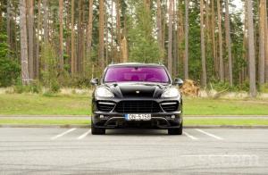 Black Porsche Cayenne 2011 in Riga, with an engine capacity of 4.80 L and mileage of 248 thousand km for 17990 €, photo 4 on AUTOMOTO.COM.LV