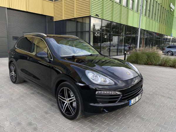 Black Porsche Cayenne 2012 in Vilnius, with an engine capacity of 4.81 L and mileage of 177 thousand km for 14200 €, photo 11 on AUTOMOTO.COM.LV