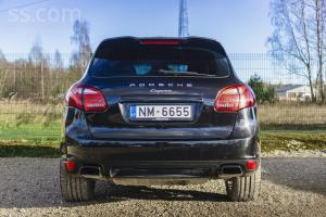 Black Porsche Cayenne 2012 in Riga, with an engine capacity of 3.00 L and mileage of 362 thousand km for 18990 €, photo 5 on AUTOMOTO.COM.LV
