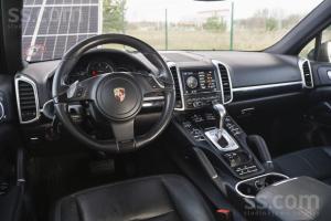 Black Porsche Cayenne 2012 in Riga, with an engine capacity of 3.00 L and mileage of 362 thousand km for 18990 €, photo 7 on AUTOMOTO.COM.LV