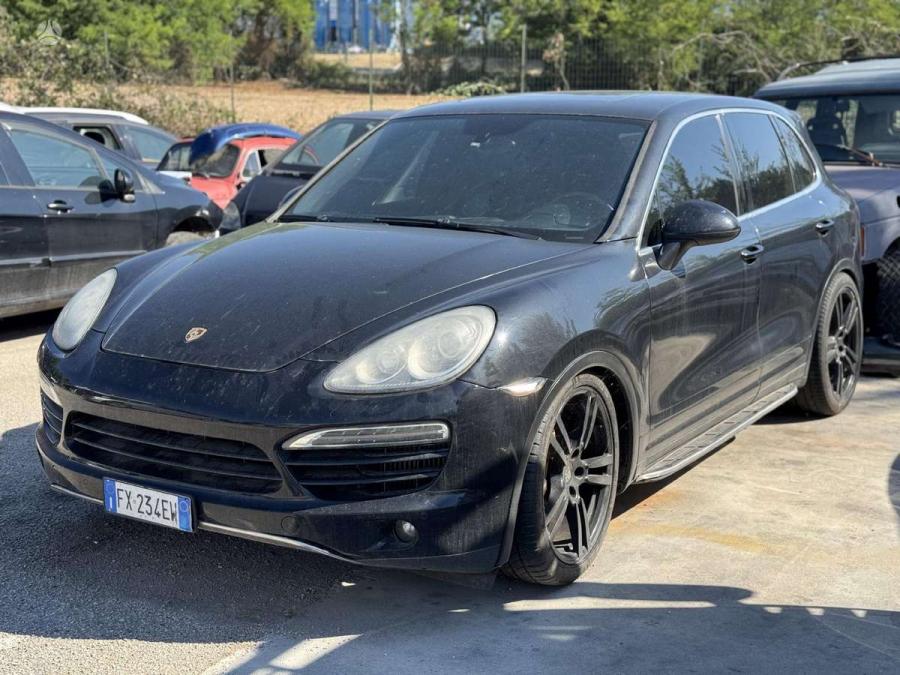 Black Porsche Cayenne 2012 in Telschi, with an engine capacity of 3.00 L and mileage of 300 thousand km for 9999 €, photo 1 on AUTOMOTO.COM.LV