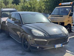 Black Porsche Cayenne 2012 in Telschi, with an engine capacity of 3.00 L and mileage of 300 thousand km for 9999 €, photo 3 on AUTOMOTO.COM.LV