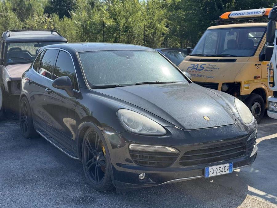 Black Porsche Cayenne 2012 in Telschi, with an engine capacity of 3.00 L and mileage of 300 thousand km for 9999 €, photo 3 on AUTOMOTO.COM.LV