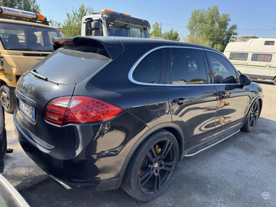 Black Porsche Cayenne 2012 in Telschi, with an engine capacity of 3.00 L and mileage of 300 thousand km for 9999 €, photo 5 on AUTOMOTO.COM.LV