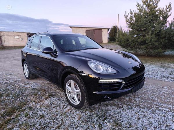 Melns Porsche Cayenne 2012 Pakruojis, ar dzinēja tilpumu 2.97 L un nobraukumu 279 tūkst. km par 12500 €, foto 2 vietnē AUTOMOTO.COM.LV