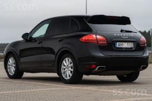 Melns Porsche Cayenne 2012 Rīga, ar dzinēja tilpumu 3.00 L un nobraukumu 231 tūkst. km par 16650 €, foto 2 vietnē AUTOMOTO.COM.LV