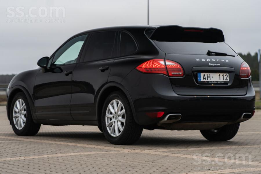 Melns Porsche Cayenne 2012 Rīga, ar dzinēja tilpumu 3.00 L un nobraukumu 231 tūkst. km par 16650 €, foto 2 vietnē AUTOMOTO.COM.LV