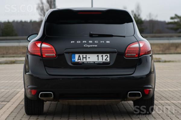 Melns Porsche Cayenne 2012 Rīga, ar dzinēja tilpumu 3.00 L un nobraukumu 231 tūkst. km par 16650 €, foto 3 vietnē AUTOMOTO.COM.LV