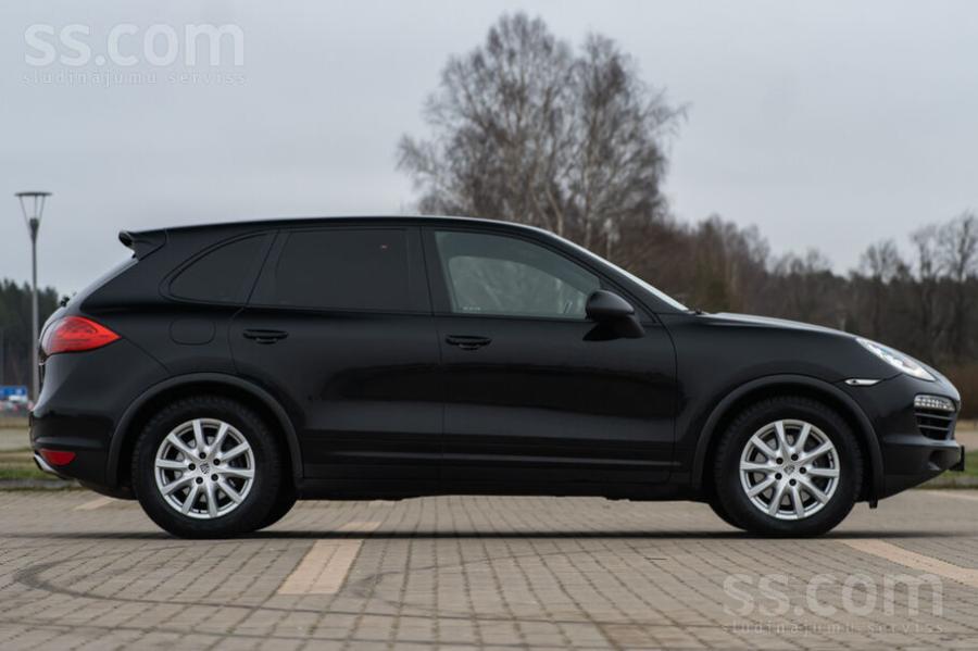 Melns Porsche Cayenne 2012 Rīga, ar dzinēja tilpumu 3.00 L un nobraukumu 231 tūkst. km par 16650 €, foto 4 vietnē AUTOMOTO.COM.LV