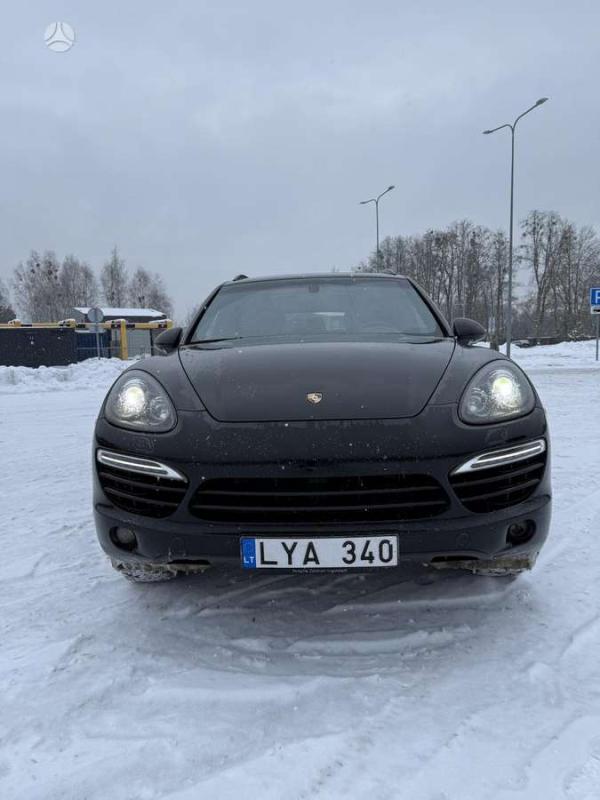 Black Porsche Cayenne 2012 in Kaunas, with an engine capacity of 2.97 L and mileage of 289 thousand km for 16499 €, photo 3 on AUTOMOTO.COM.LV
