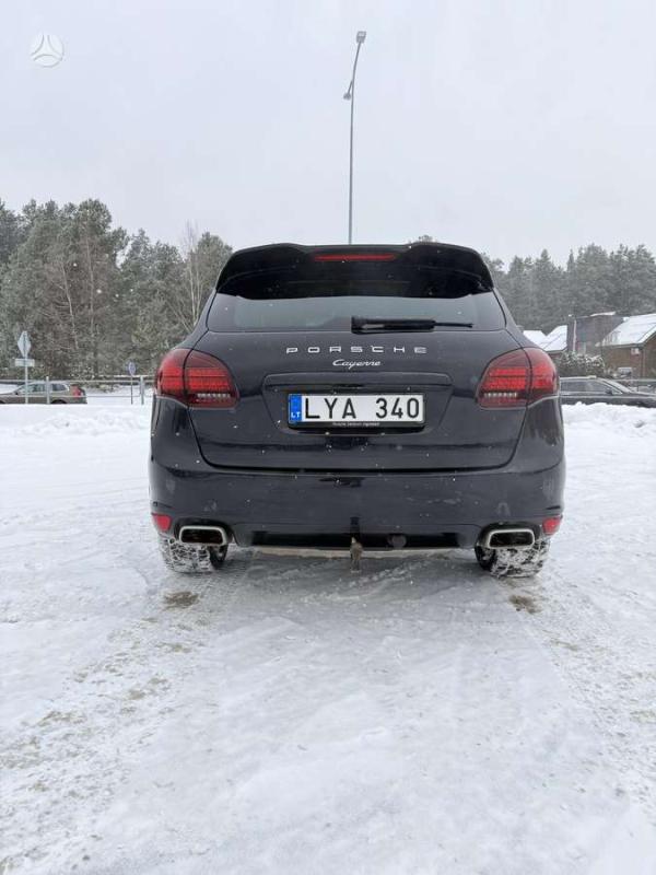 Black Porsche Cayenne 2012 in Kaunas, with an engine capacity of 2.97 L and mileage of 289 thousand km for 16499 €, photo 4 on AUTOMOTO.COM.LV