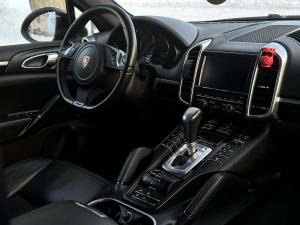 Melns Porsche Cayenne 2012 Viļņa, ar dzinēja tilpumu 2.97 L un nobraukumu 220 tūkst. km par 16700 €, foto 14 vietnē AUTOMOTO.COM.LV