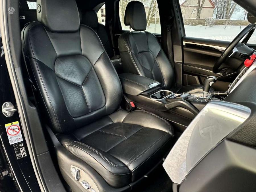 Melns Porsche Cayenne 2012 Viļņa, ar dzinēja tilpumu 2.97 L un nobraukumu 220 tūkst. km par 16700 €, foto 15 vietnē AUTOMOTO.COM.LV