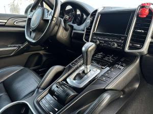 Melns Porsche Cayenne 2012 Viļņa, ar dzinēja tilpumu 2.97 L un nobraukumu 220 tūkst. km par 16700 €, foto 17 vietnē AUTOMOTO.COM.LV