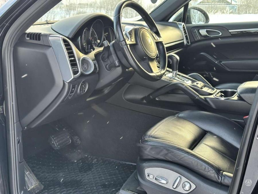 Melns Porsche Cayenne 2012 Viļņa, ar dzinēja tilpumu 2.97 L un nobraukumu 220 tūkst. km par 16700 €, foto 20 vietnē AUTOMOTO.COM.LV