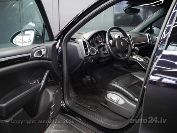 Black Porsche Cayenne 2012 in Tallinn, with an engine capacity of 3.00 L and mileage of 117 thousand km for 27900 €, photo 5 on AUTOMOTO.COM.LV