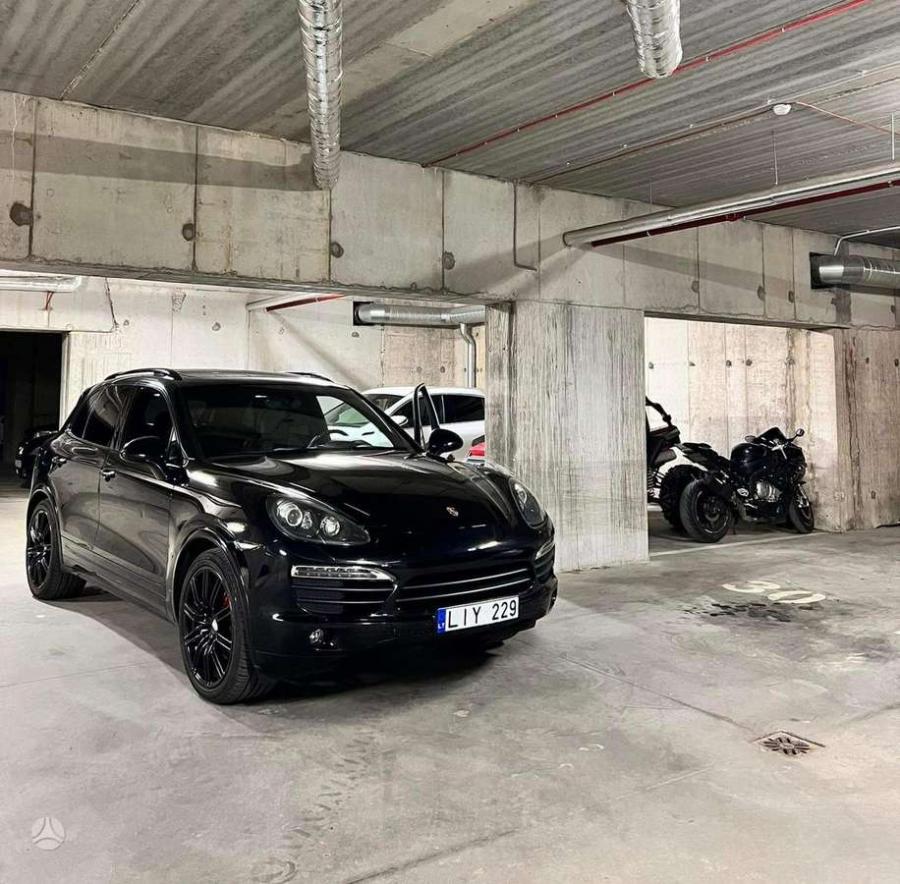 Black Porsche Cayenne 2012 in Vilnius, with an engine capacity of 4.81 L and mileage of 250 thousand km for 15400 €, photo 1 on AUTOMOTO.COM.LV